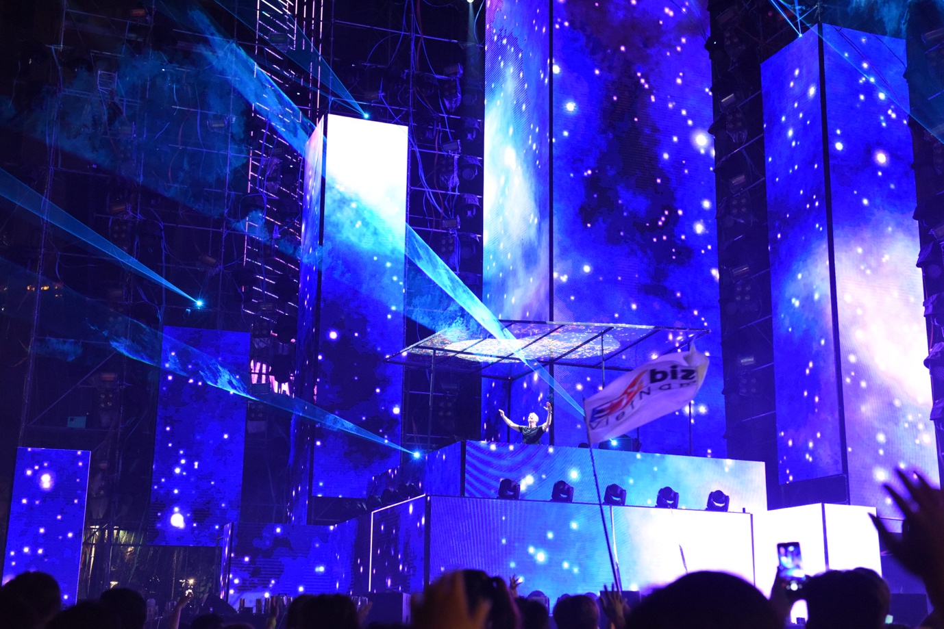 Lâu lắm rồi, giới trẻ Sài Gòn mới có một đêm quẩy EDM "đã - đỉnh - đáng ...