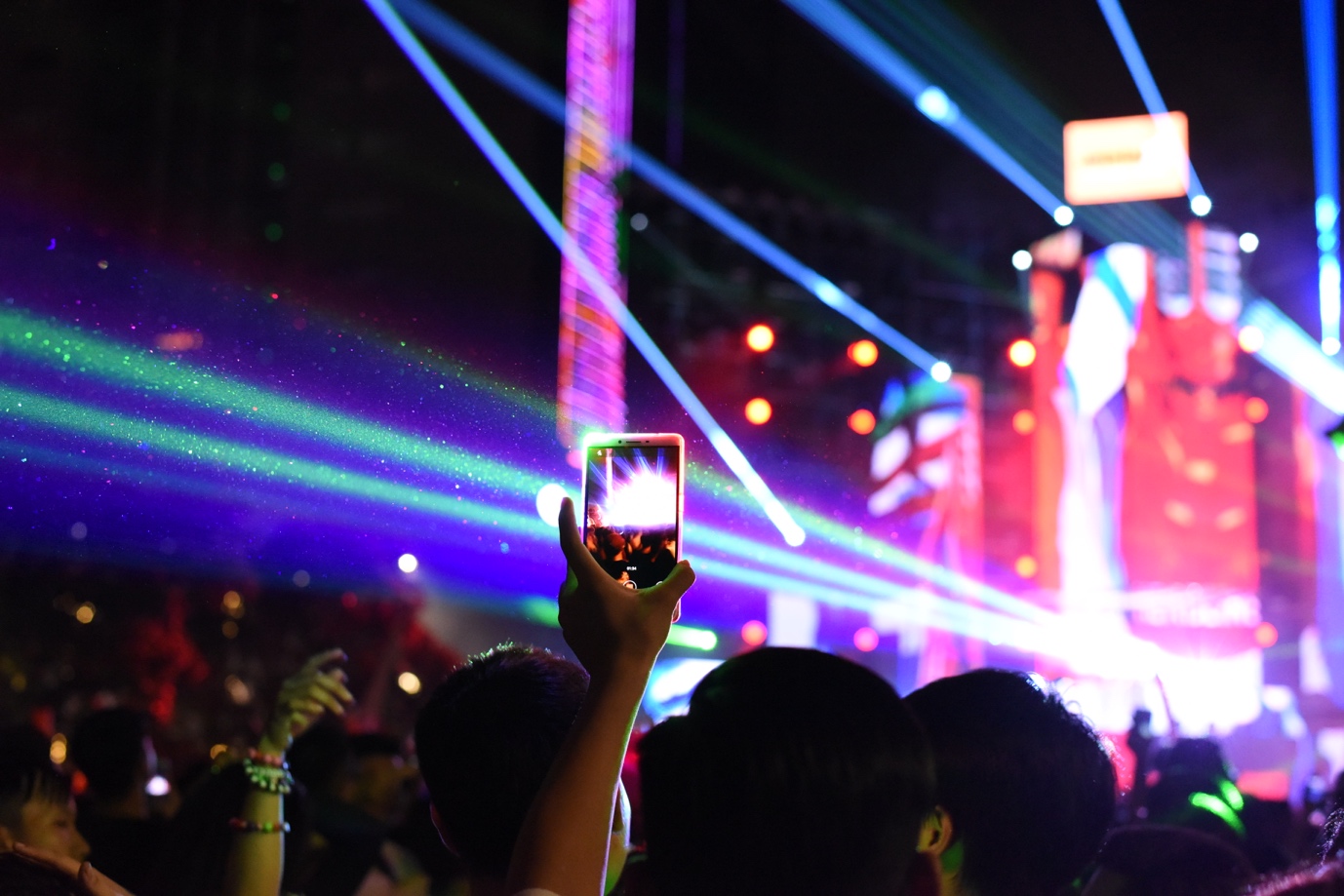 Lâu lắm rồi, giới trẻ Sài Gòn mới có một đêm quẩy EDM "đã - đỉnh - đáng ...