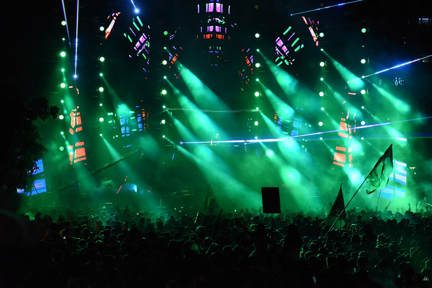 Lâu lắm rồi, giới trẻ Sài Gòn mới có một đêm quẩy EDM "đã - đỉnh - đáng ...