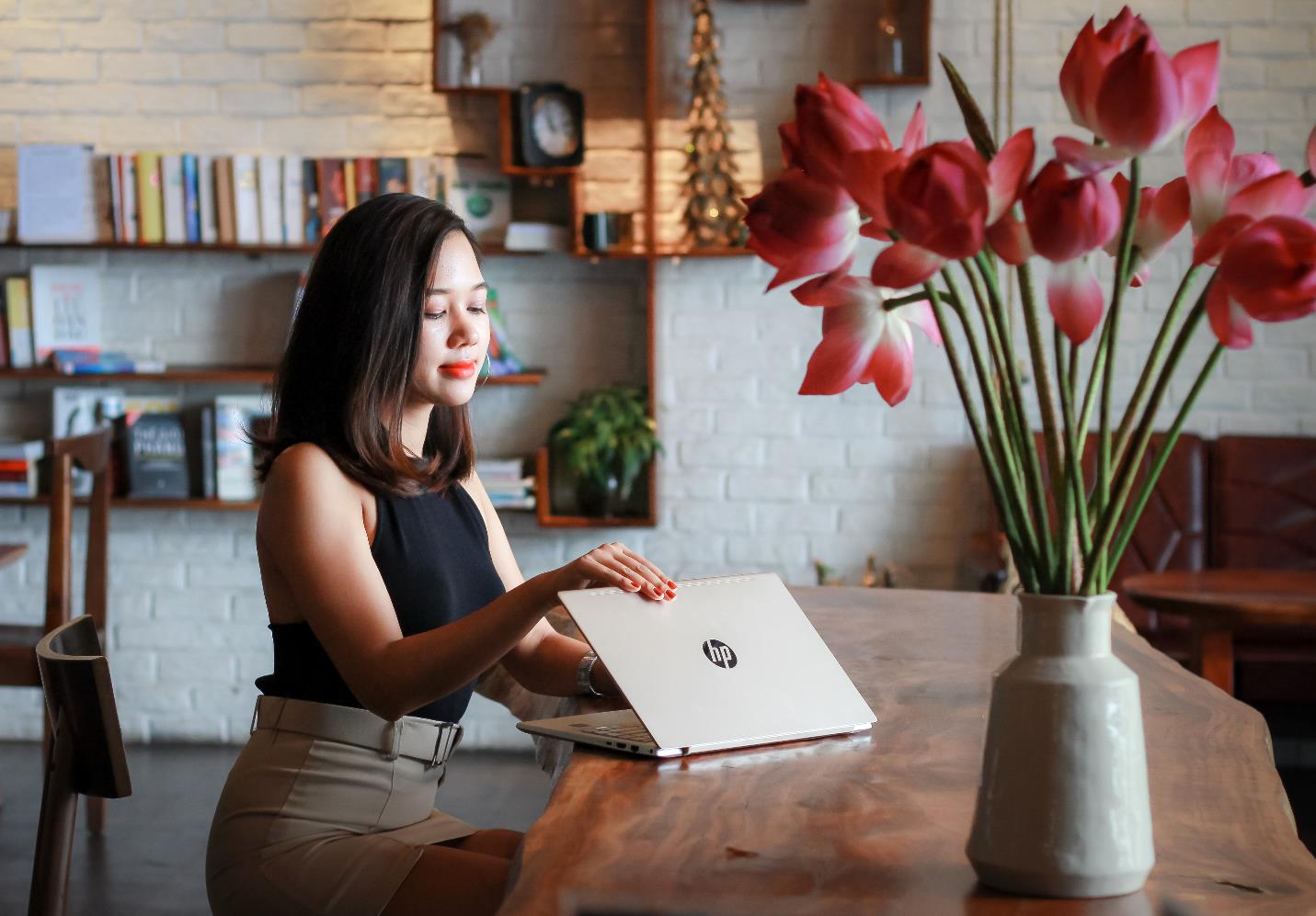 Con gái à! Hóa ra muốn mua được laptop đúng chất thì cũng đơn giản thế ...
