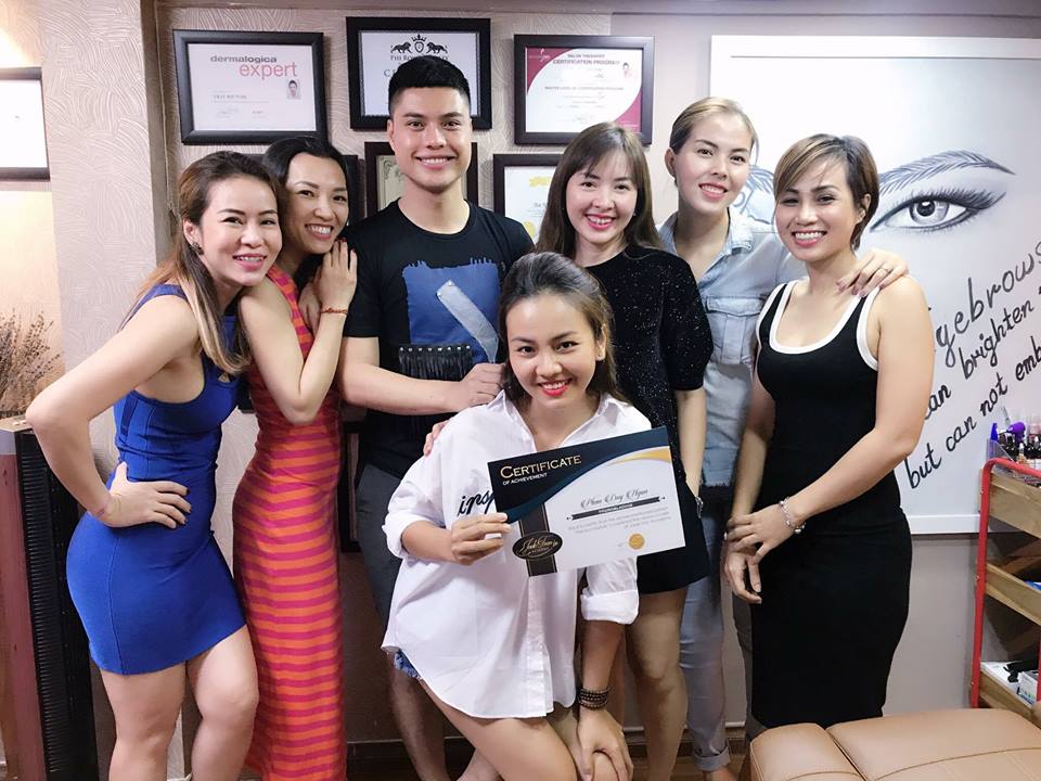 Jade Tran – “Phù thủy” điêu khắc chân mày