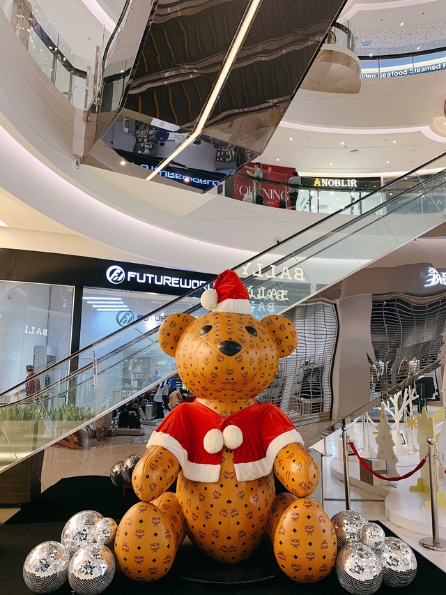 Giới trẻ hào hứng check-in cùng MCM Giant Bear tại TTTM Crescent Mall ...
