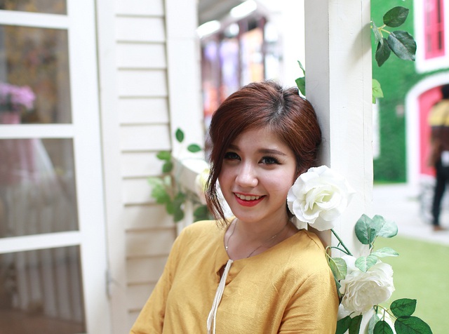 Bê Trần, An Japan chụp ảnh lãng mạn bên xế điện